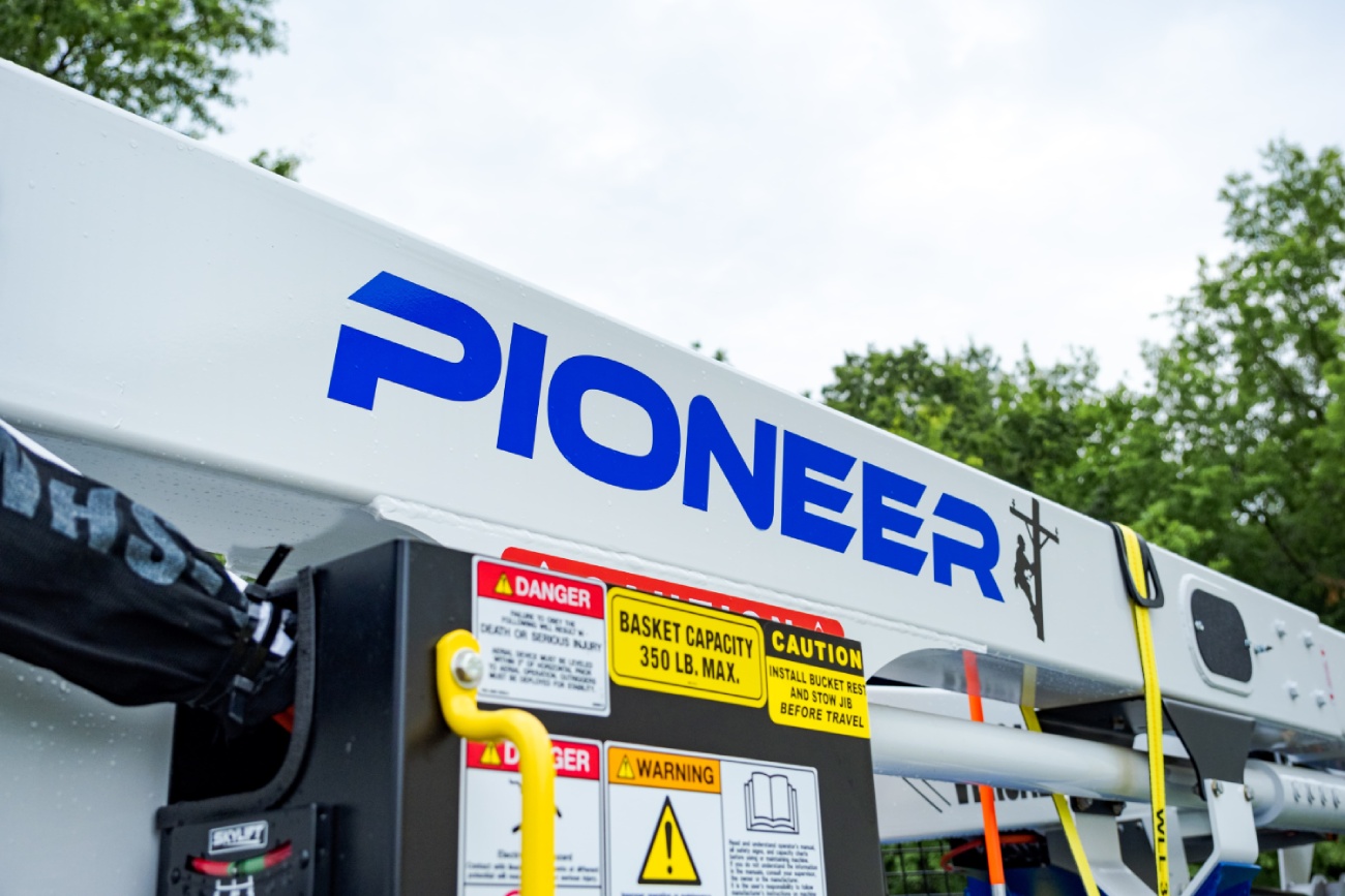 Skylift Pioneer Track-Driven Material Handler Sales, Service, & Parts ...